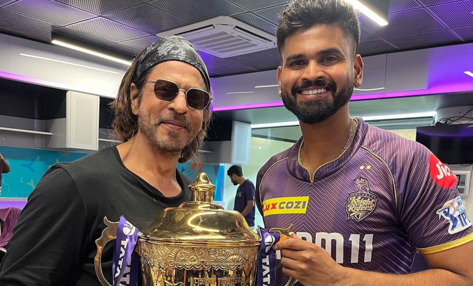 [Watch] Shreyas Iyer poses for pictures at Mumbai airport after KKR’s ...